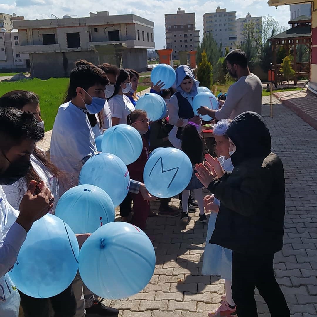 Yerdeki Yıldızlar Rehabilitasyon merkezinde Otizm Farkındalık günü ...